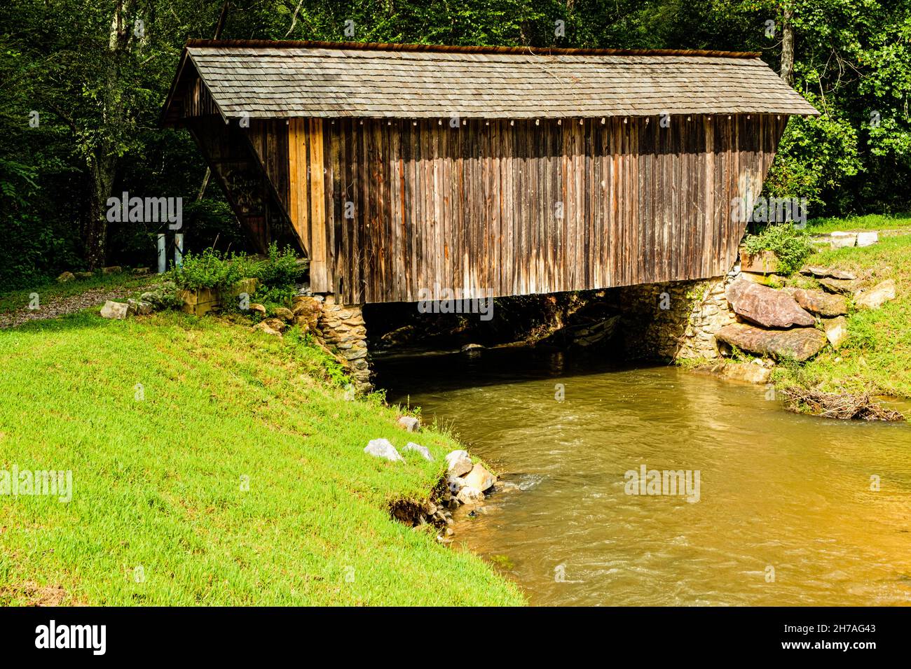 Helen georgia covered bridge hi-res stock photography and images - Alamy