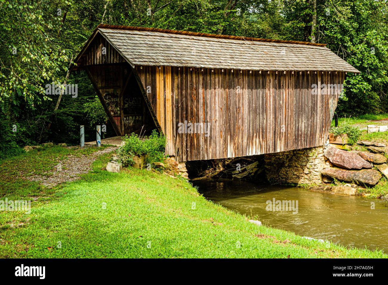 Helen georgia covered bridge hi-res stock photography and images - Alamy