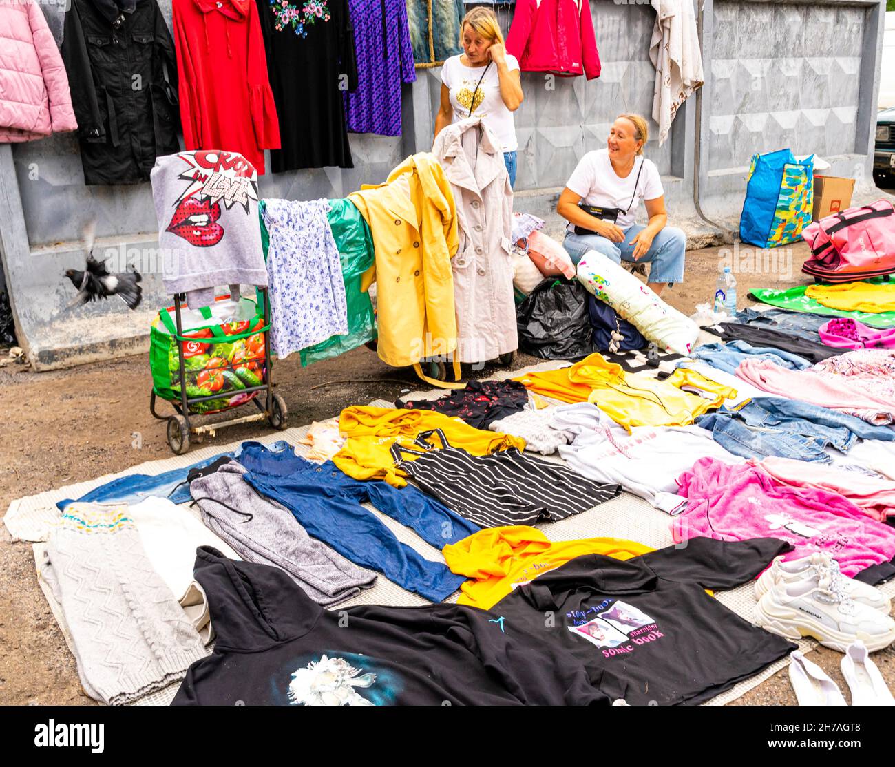 Vintage outdoor market clothing woman hi-res stock photography and ...