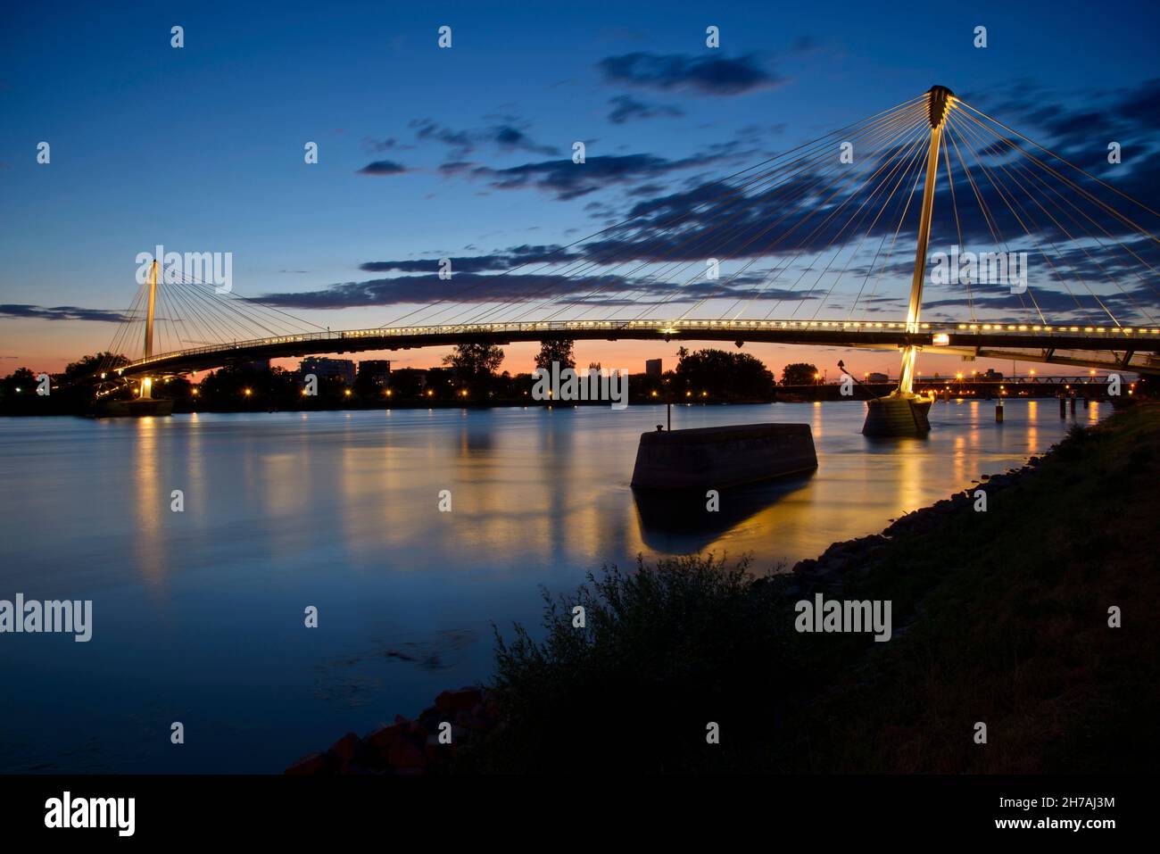 GERMANY, BADEN-WURTTEMBERG, KEHL, THE RHINE AND THE PASSERELLE DES DEUX ...
