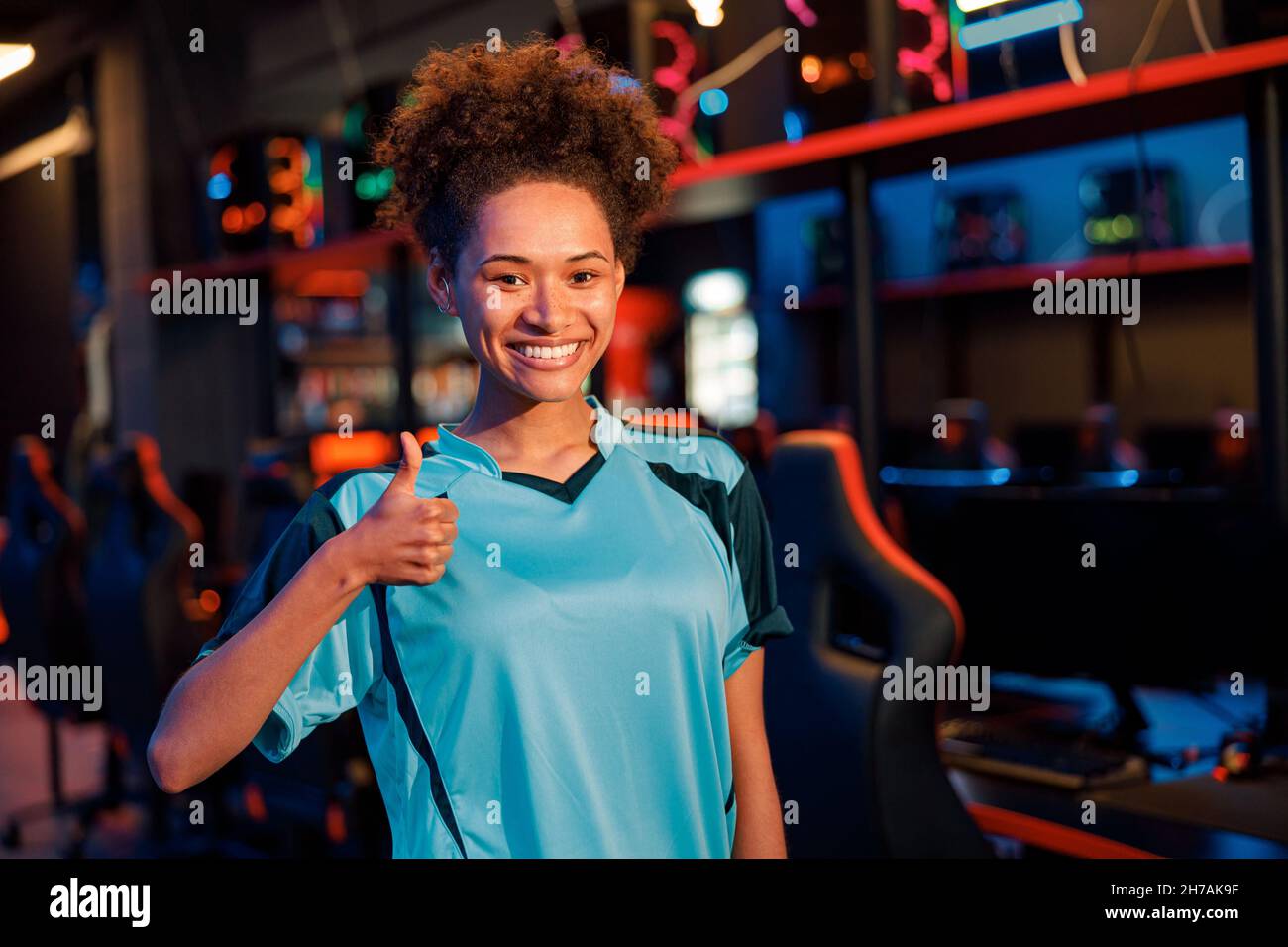 Gamer woman hi-res stock photography and images - Alamy