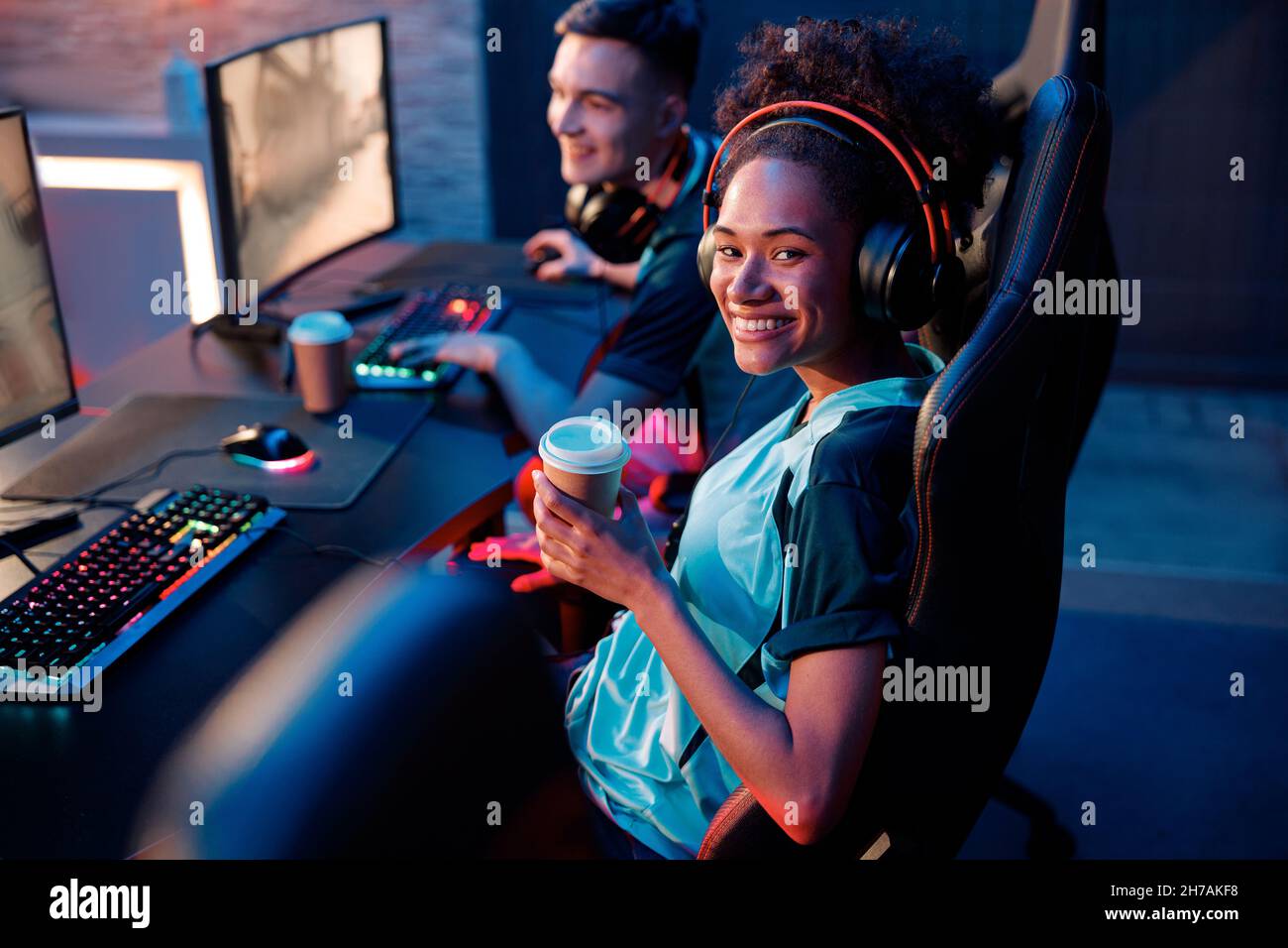 Female gamer hi-res stock photography and images - Alamy