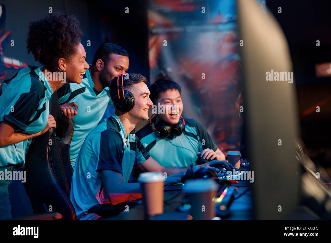 Happy computer hi-res stock photography and images - Alamy