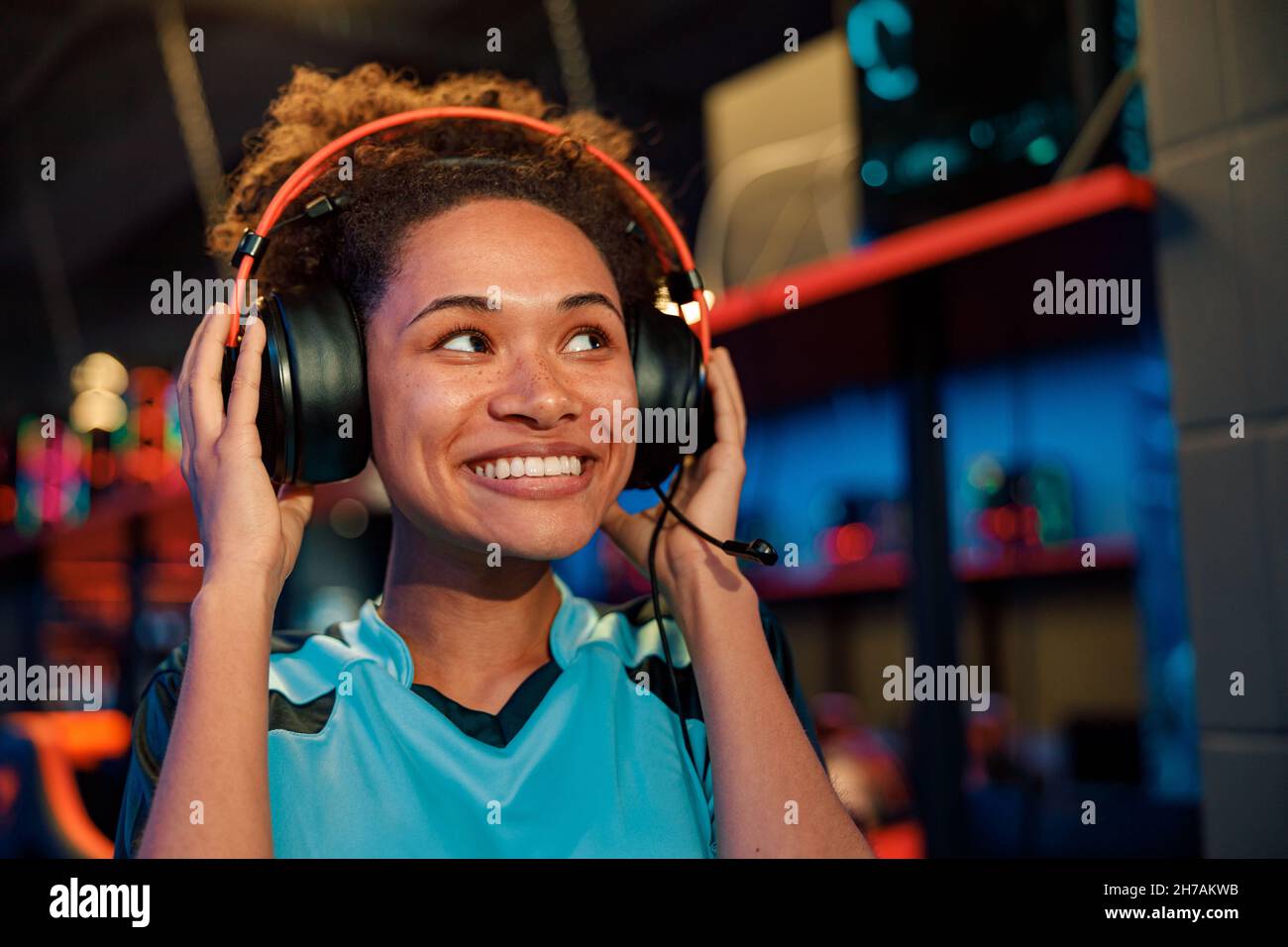 Gamer woman hi-res stock photography and images - Alamy