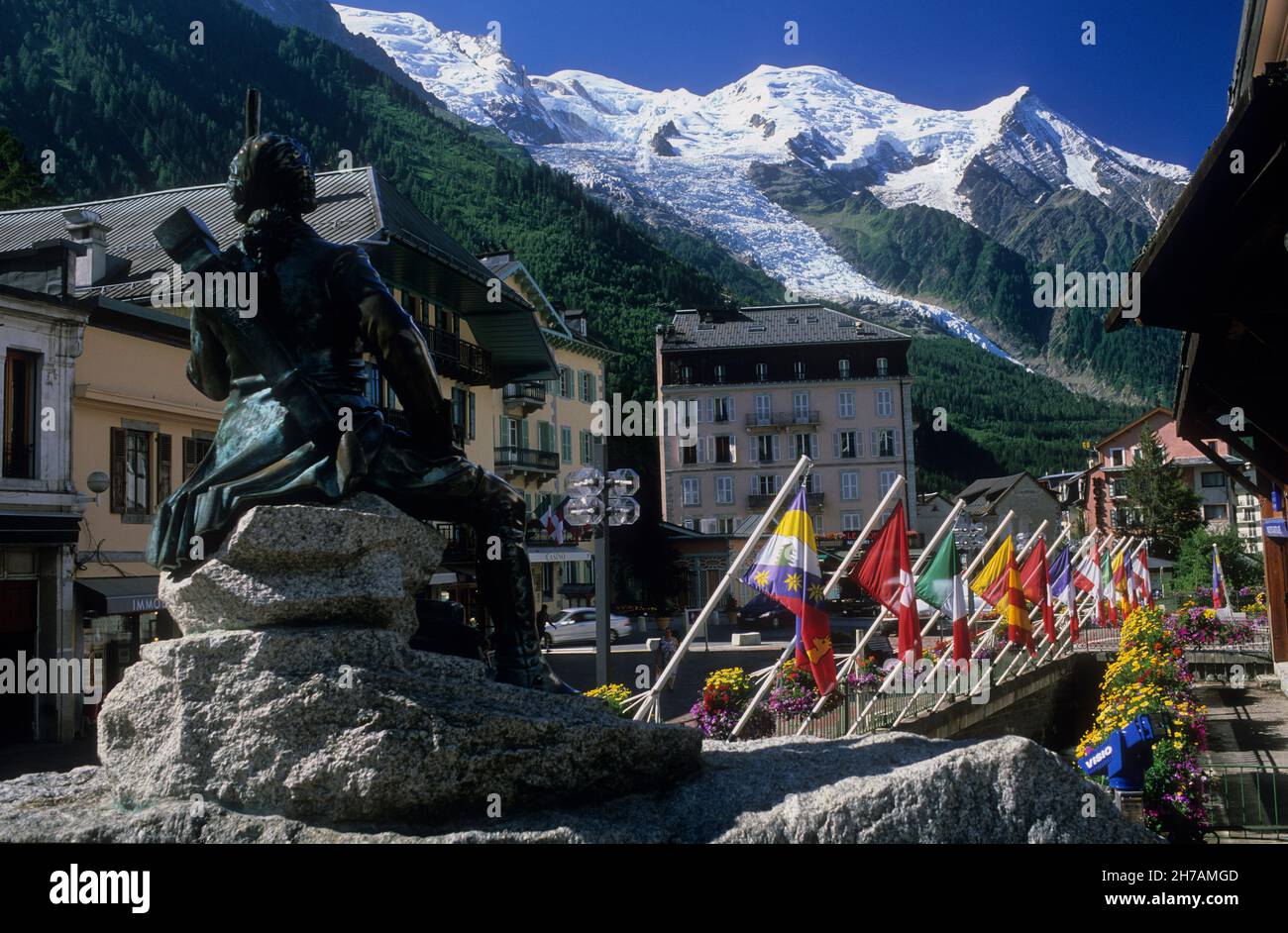 FRANCE. HAUTE-SAVOIE (74) CHAMONIX. STATUE OF DR MICHEL PACCARD AND THE ...