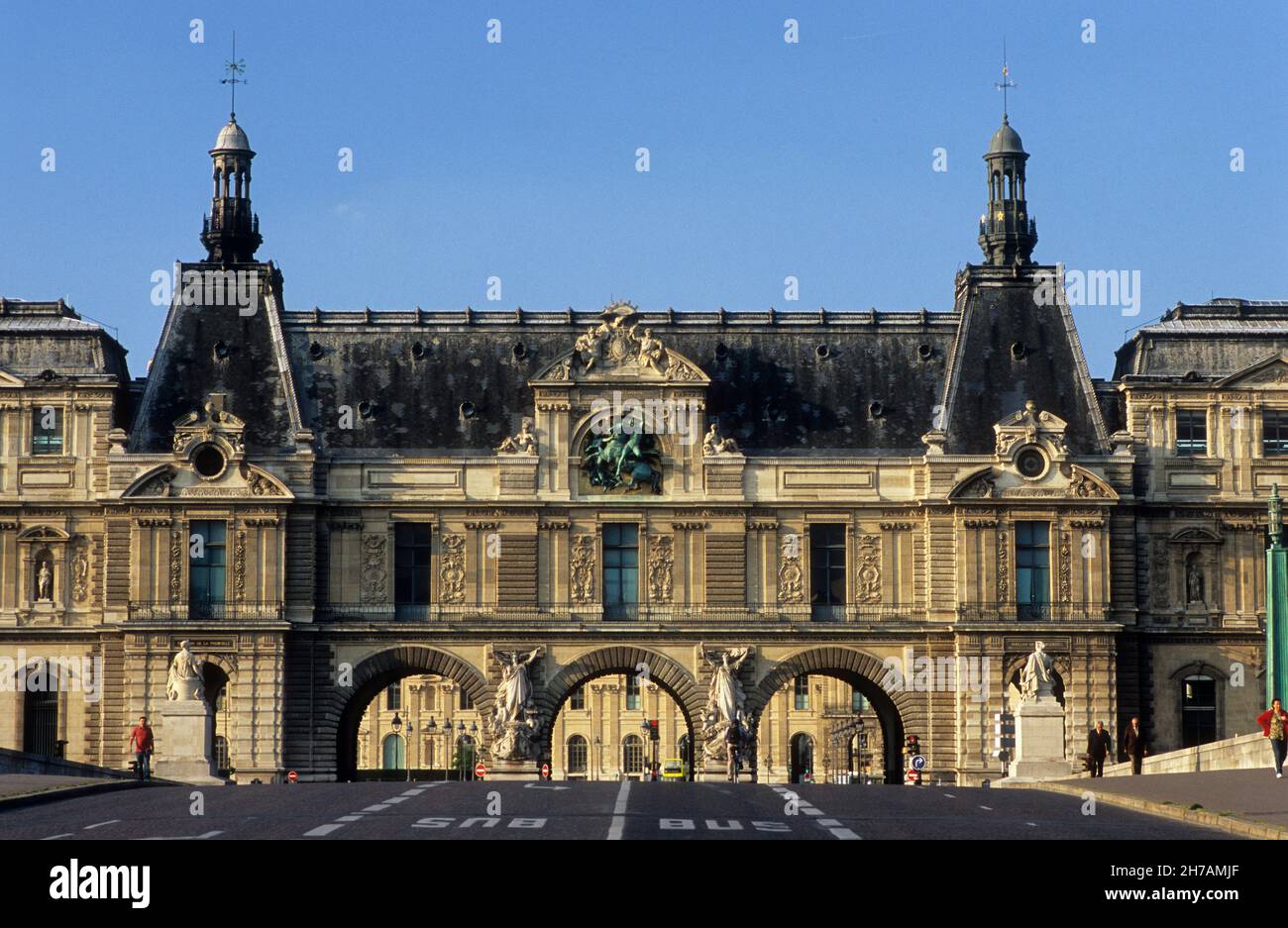 FRANCE. PARIS (75) RECEPTION DESK AT THE LOUVRE Stock Photo - Alamy
