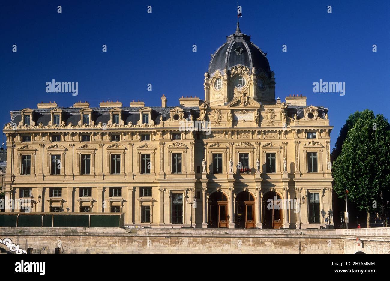 FRANCE. PARIS (75) 4E ARR. LE TRIBUNAL DE COMMERCE SUR L'ILE DE LA CITE ...
