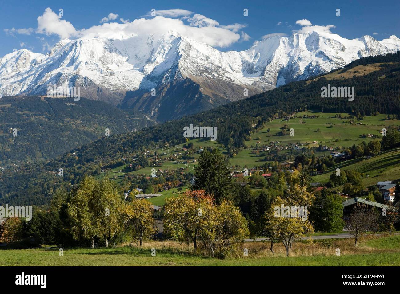 COMBLOUX ET LE MASSIF DU MONT BLANC, HAUTE SAVOIE (74 Stock Photo - Alamy