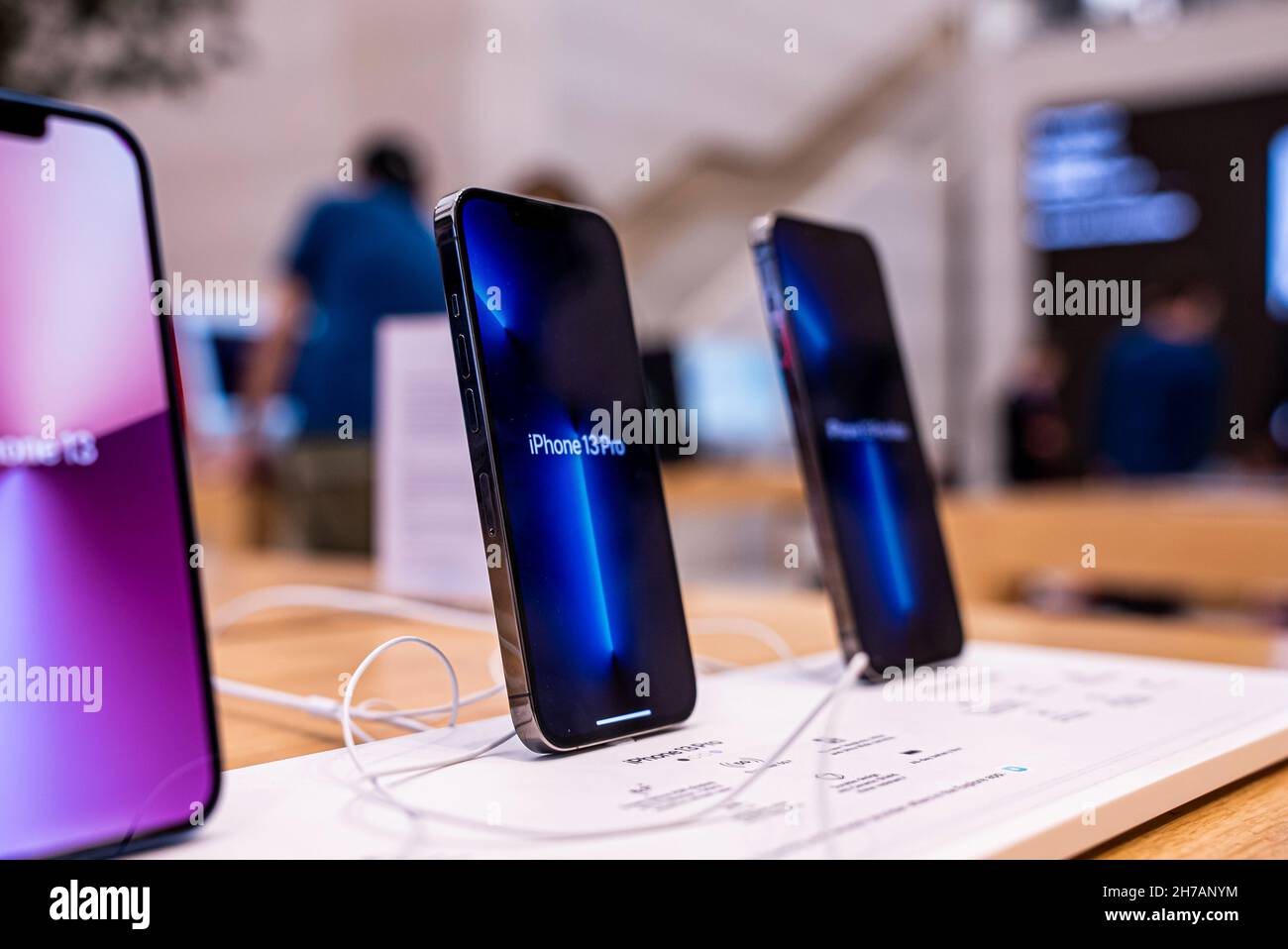 Iphone 13 store hi-res stock photography and images - Alamy