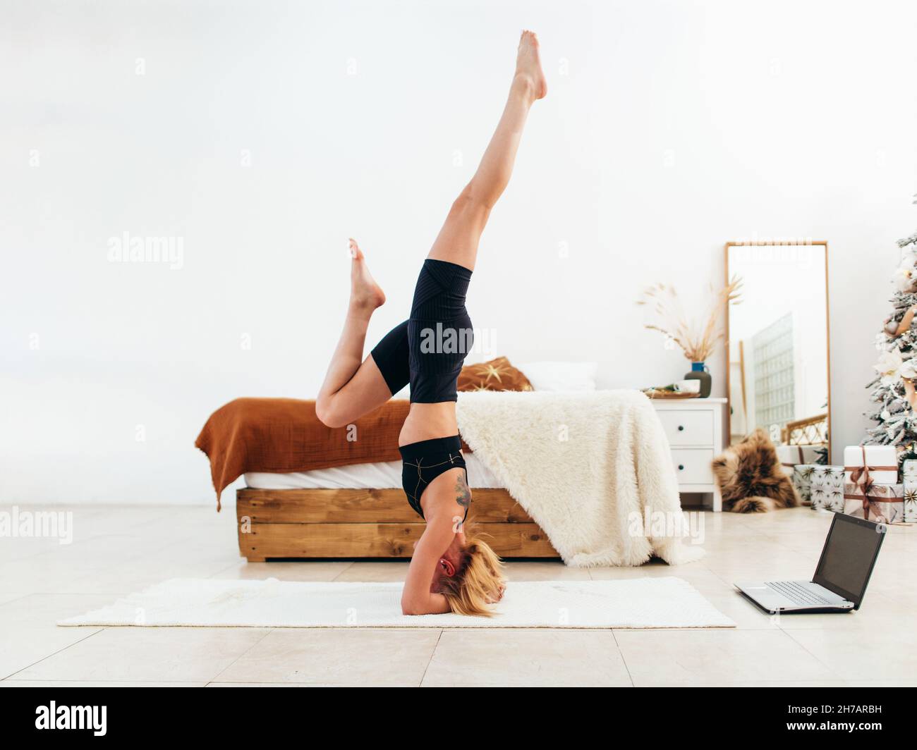 Gymnast girl headstand hi-res stock photography and images - Alamy