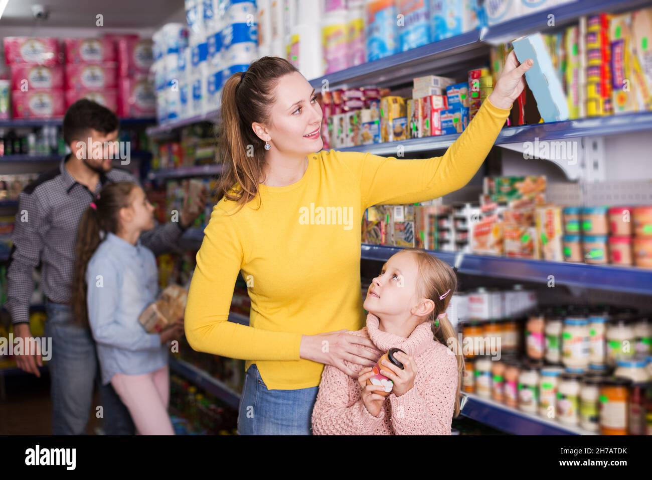 family shopping together in grocery store Stock Photo - Alamy