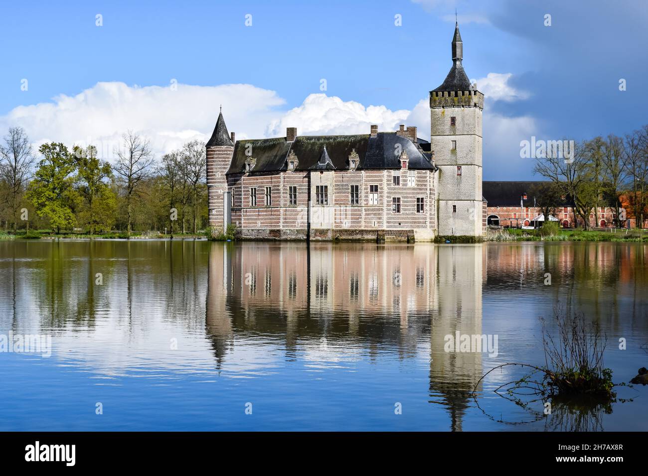 The Horst castle, reflecting in dalm wate rof his pond in winter with ...