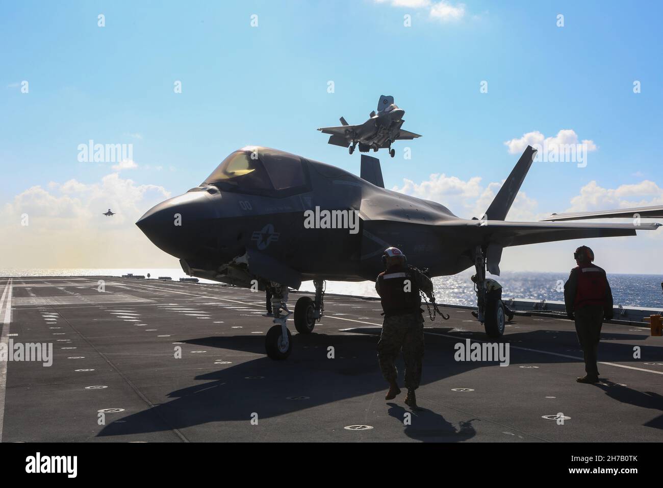 U.S. Marines with Marine Fighter Attack Squadron (VMFA) 211 lands F-35B ...