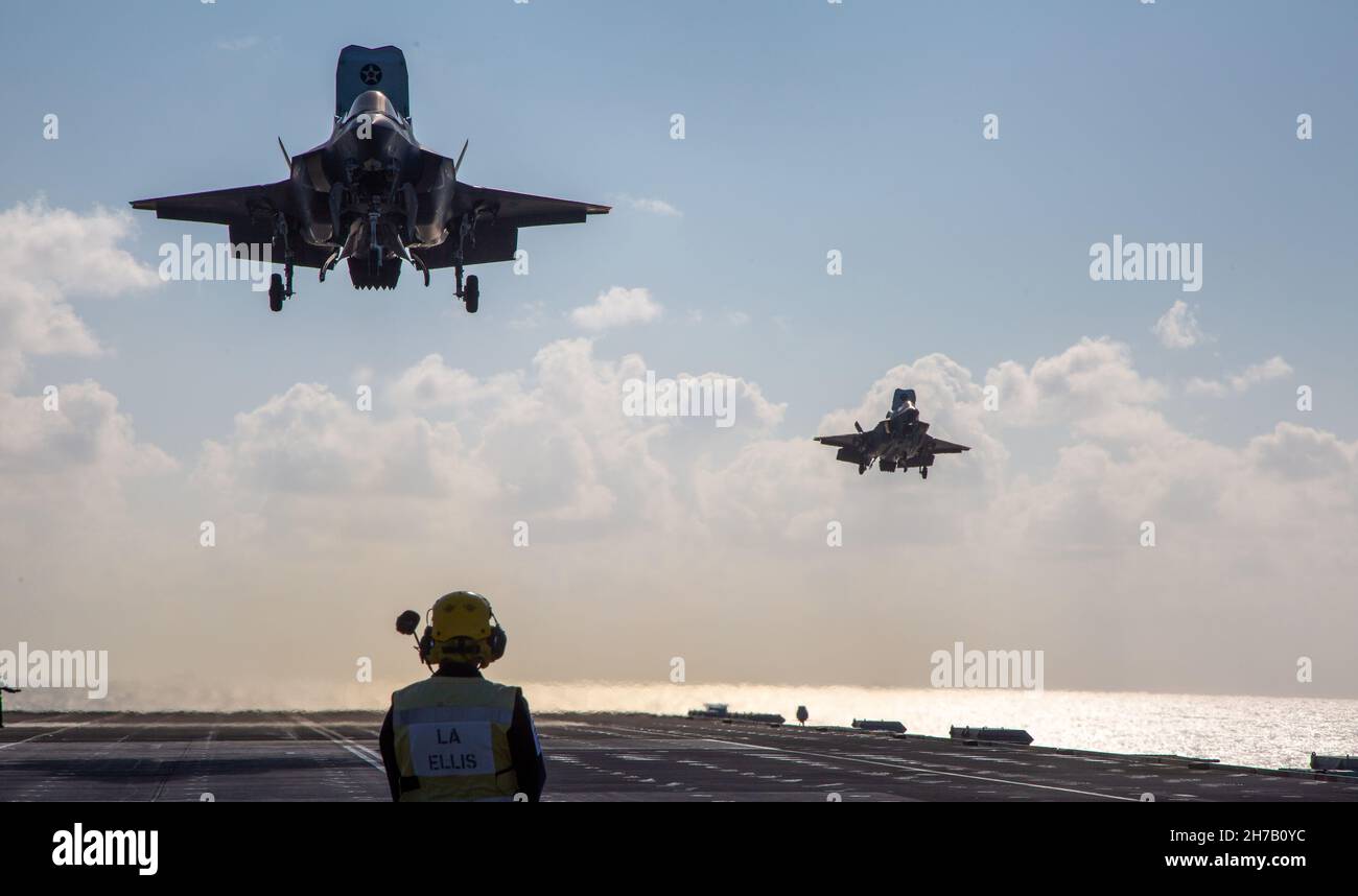 U.S. Marines with Marine Fighter Attack Squadron (VMFA) 211 lands F-35B ...