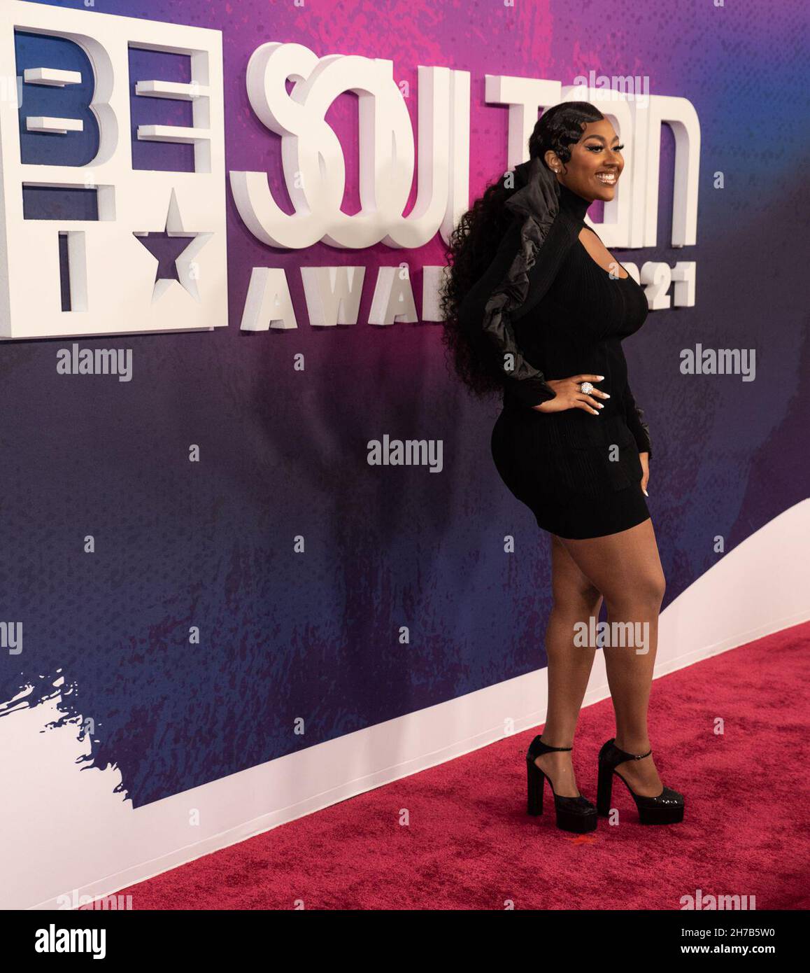 New York, USA. 20th Nov, 2021. Music Artist Jazmine Sullivan on the Red ...