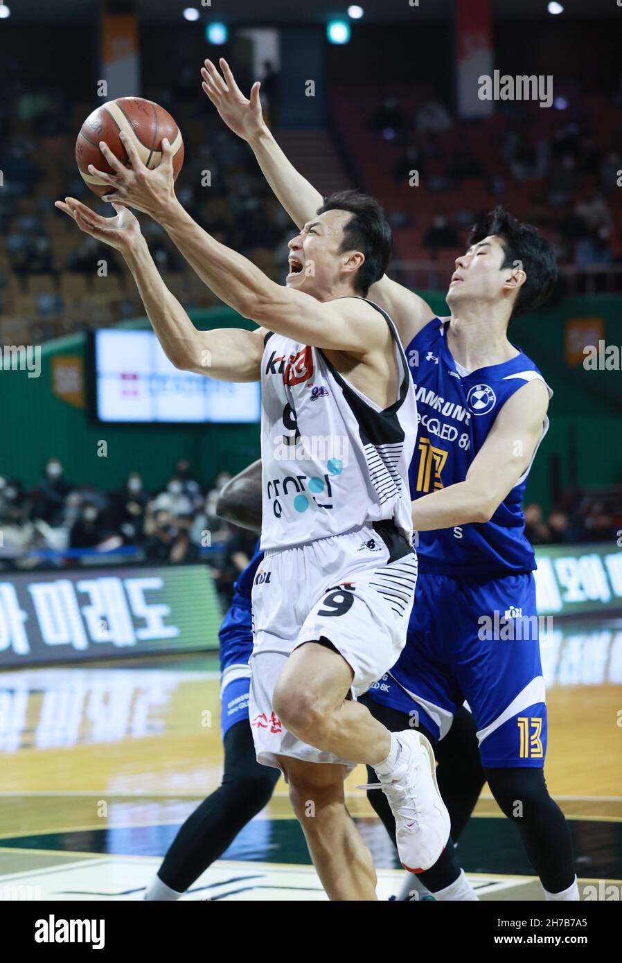 22nd Nov, 2021. Kim Young-hwan in action Kim Young-hwan (L) of the ...
