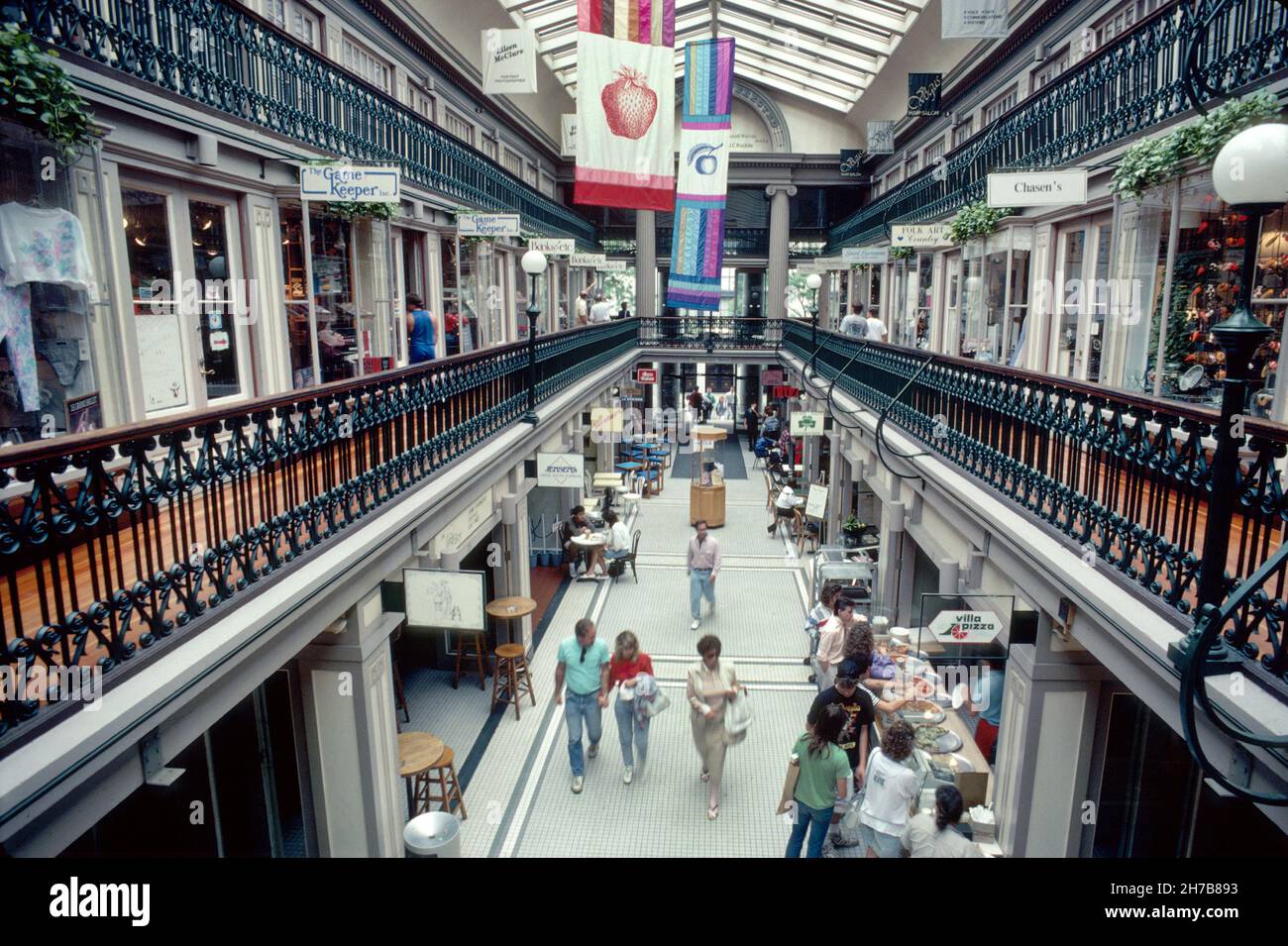 Retail stores hi-res stock photography and images - Alamy