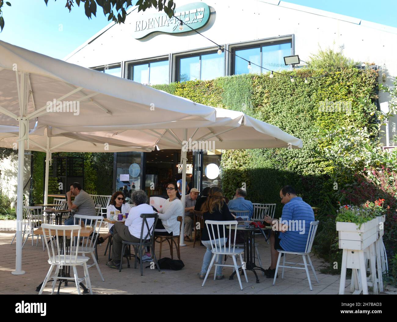The vibrant coffee shop by the nursery of the Botanical gardens in ...