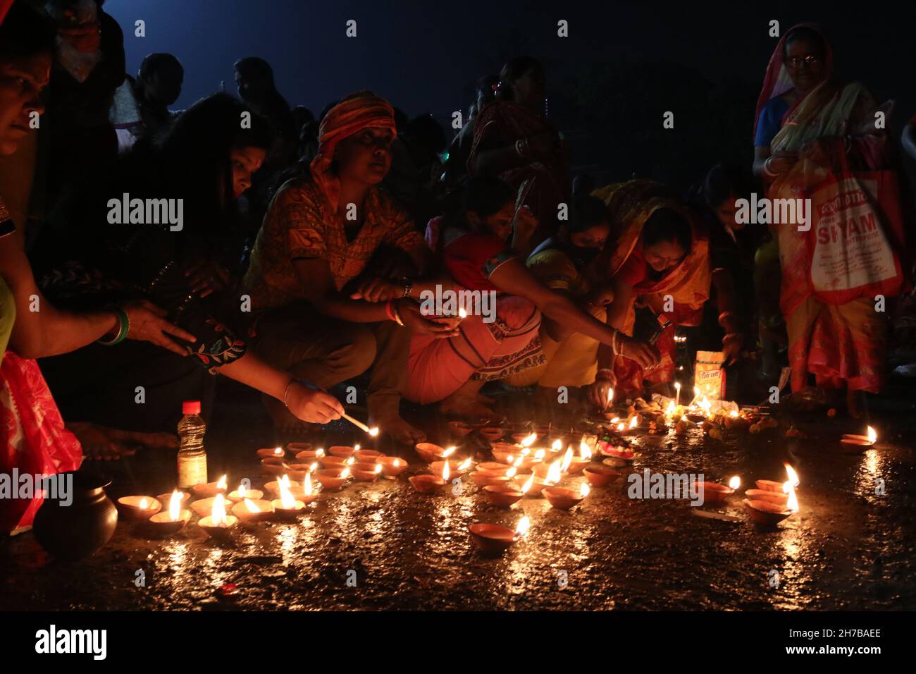 Kolkata, India. 19th Nov, 2021. (11/19/2021) An Indian woman decorates ...
