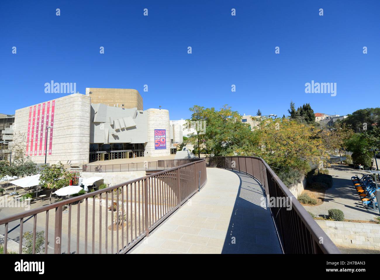 The new pedestrian bridge connecting the Jerusalem theater and the new ...