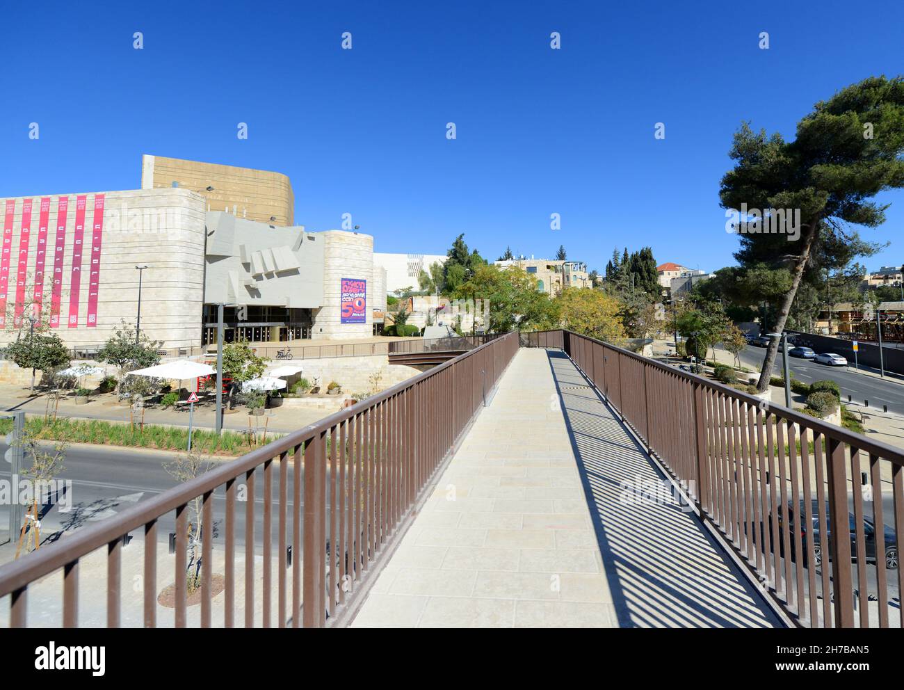 The new pedestrian bridge connecting the Jerusalem theater and the new ...