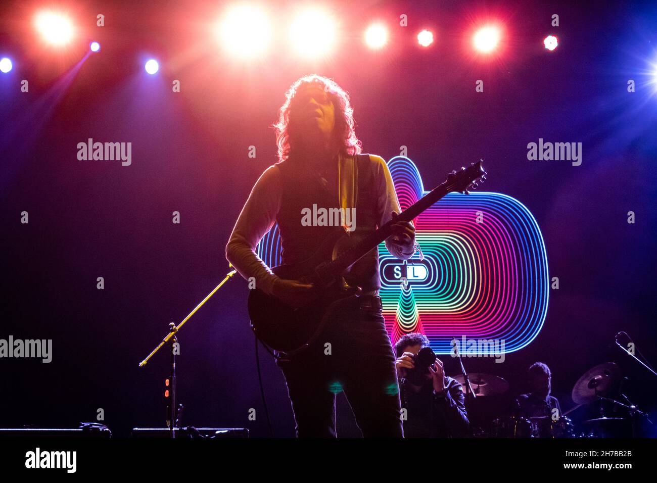 Revolver plateado hi-res stock photography and images - Alamy