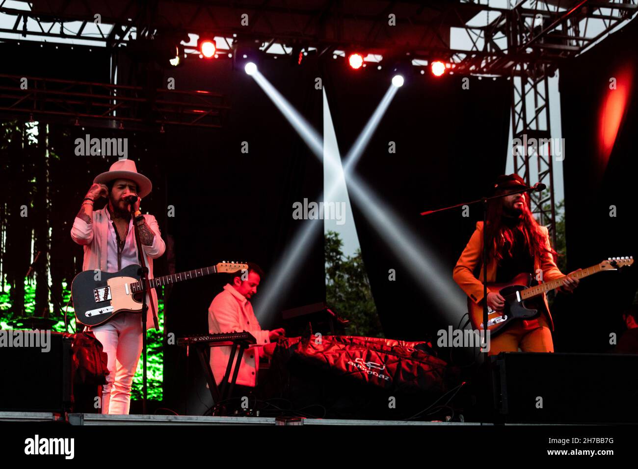 Revolver plateado hi-res stock photography and images - Alamy