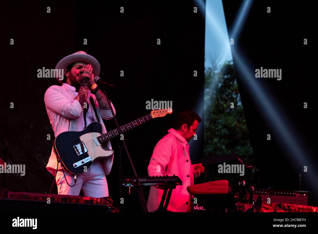 Revolver plateado hi-res stock photography and images - Alamy