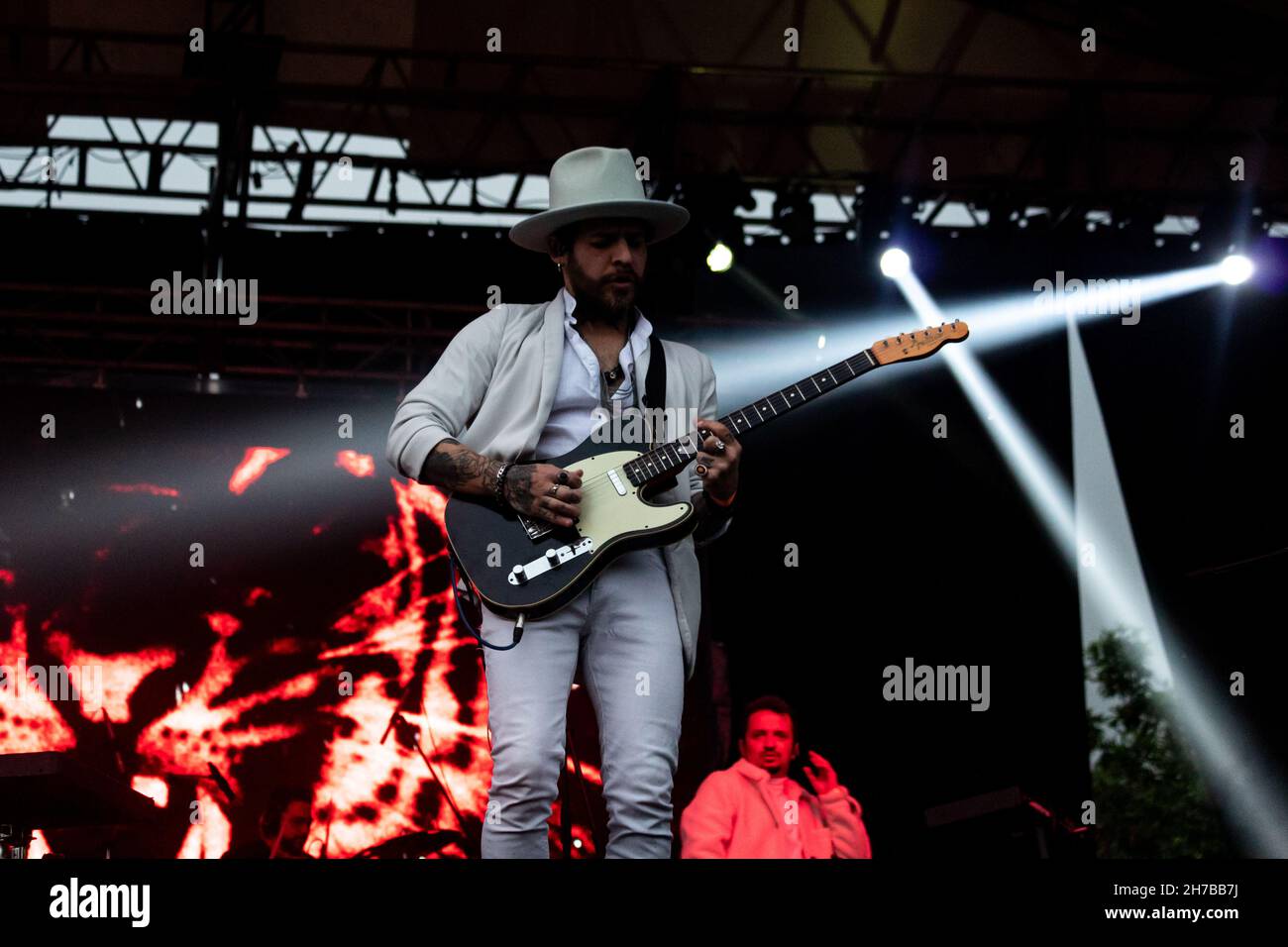 Revolver plateado hi-res stock photography and images - Alamy