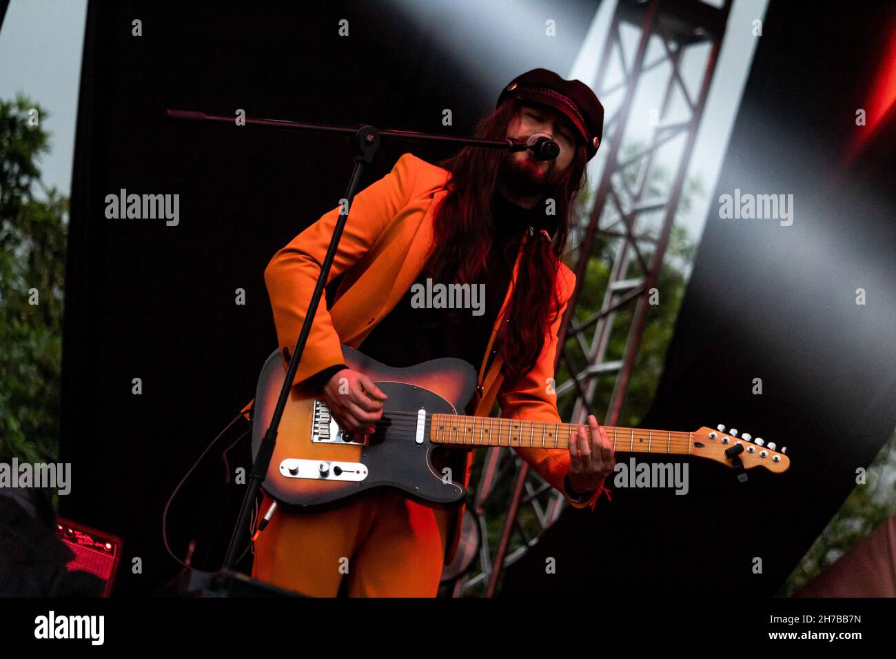 Revolver plateado hi-res stock photography and images - Alamy