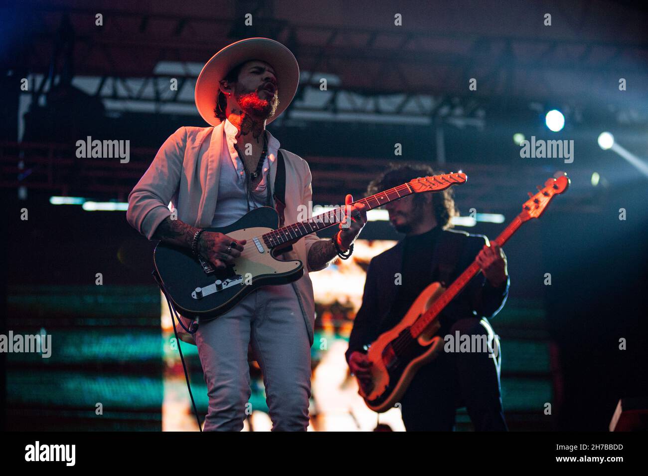 Revolver plateado hi-res stock photography and images - Alamy