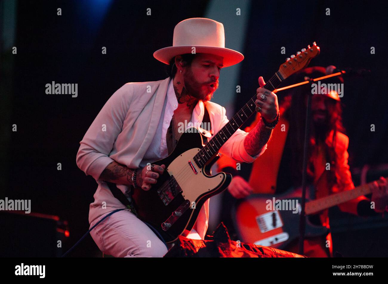 Revolver plateado hi-res stock photography and images - Alamy