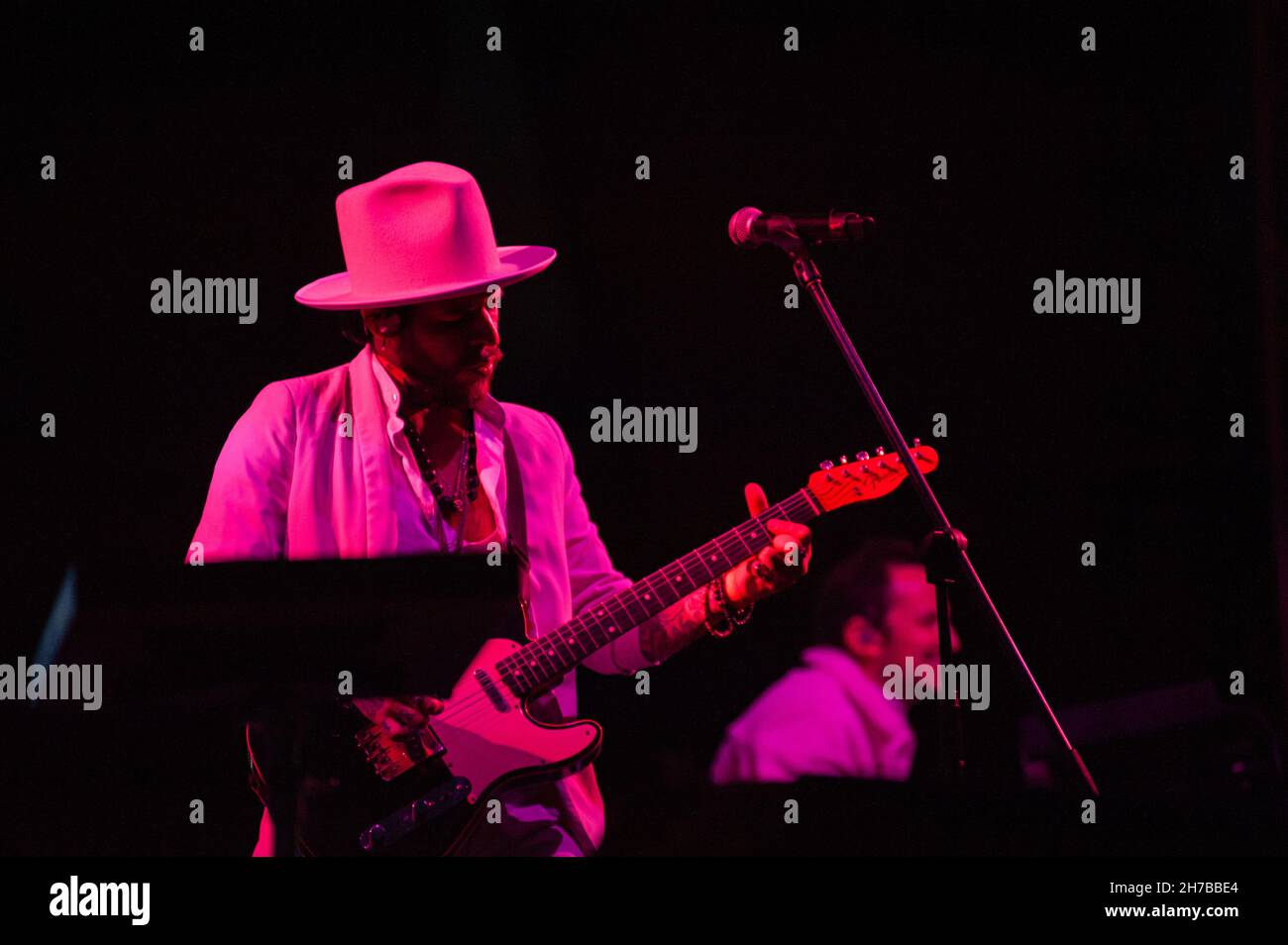 Revolver plateado hi-res stock photography and images - Alamy