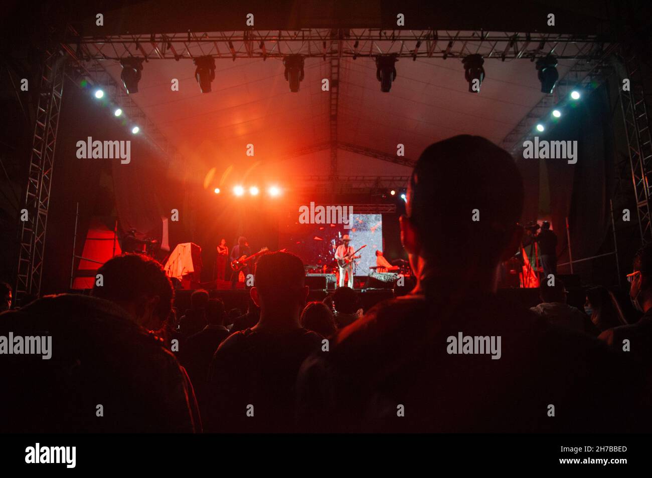 Revolver plateado hi-res stock photography and images - Alamy