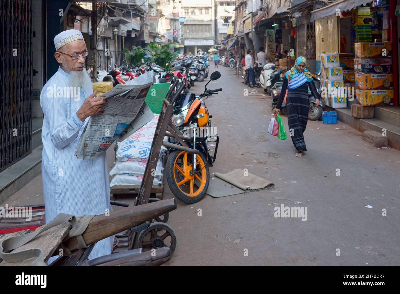 An elderly Bohra Muslim man in Muslim-dominated Dongri area, Mumbai ...