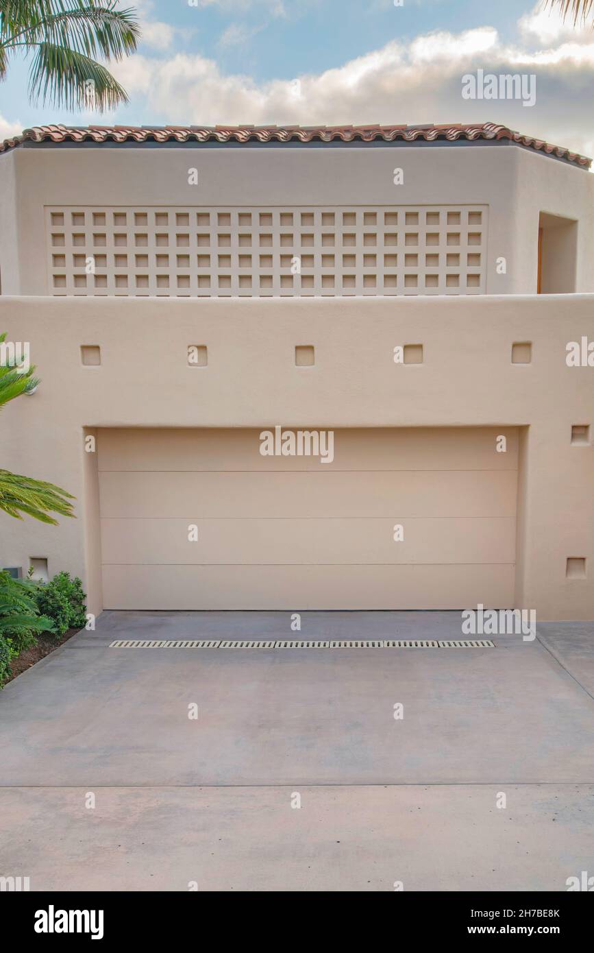 Beige garage doors hi-res stock photography and images - Alamy