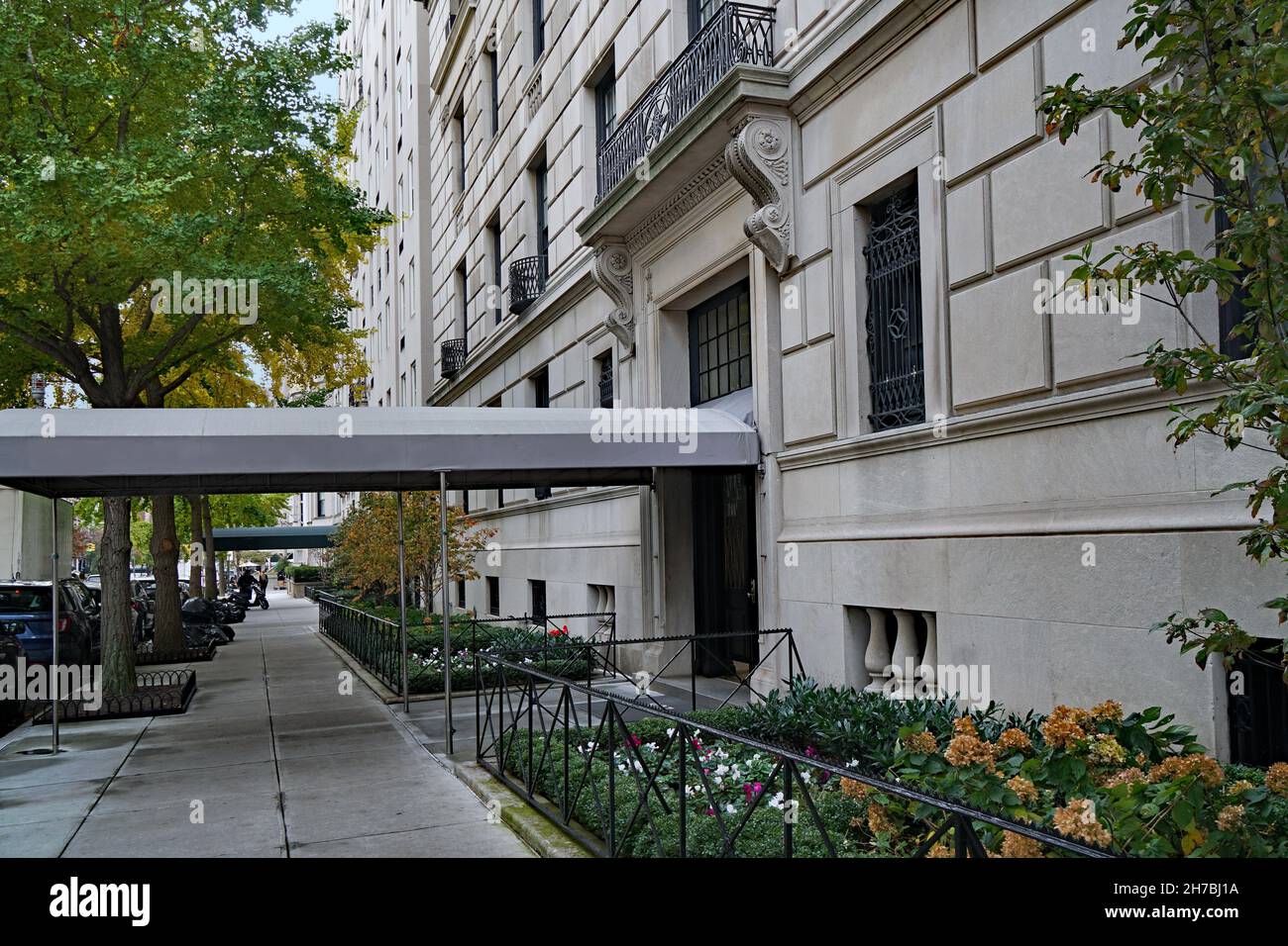 Upscale awning hi-res stock photography and images - Alamy