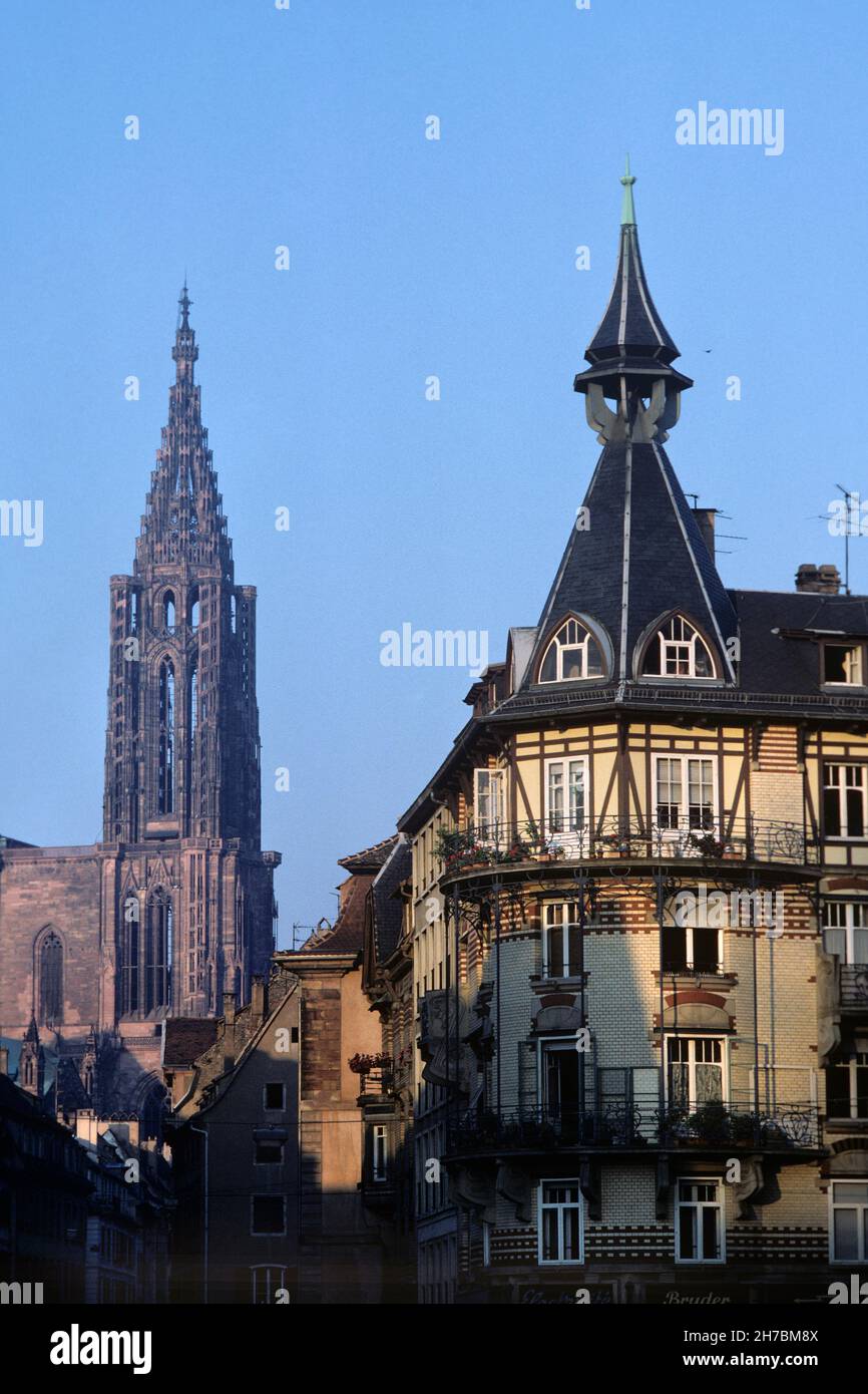 FRANCE, BAS RHIN (67) ALSACE, STRASBOURG, ON THE LEFT THE BELL TOWER OF ...