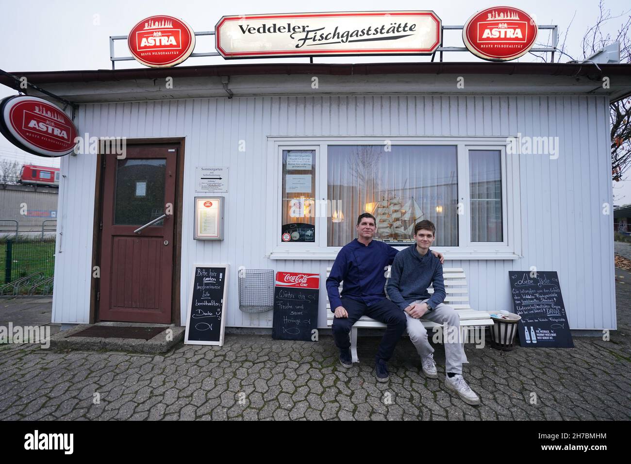 Hamburg, Germany. 15th Nov, 2021. Christian Butzke (l), operator of the ...