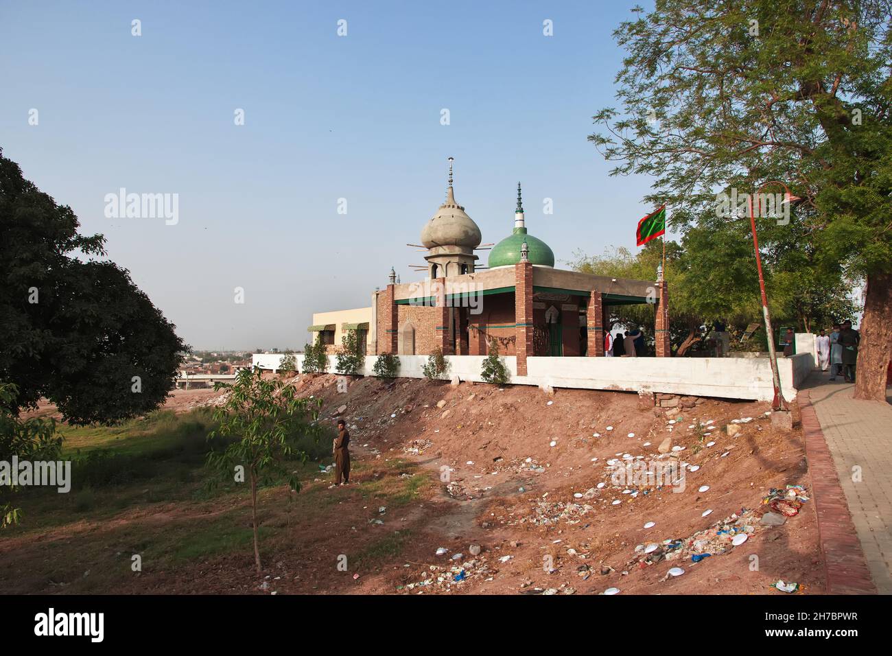 Mazar Ghaus Pak Noorani, mosque in Multan, Punjab province, Pakistan ...