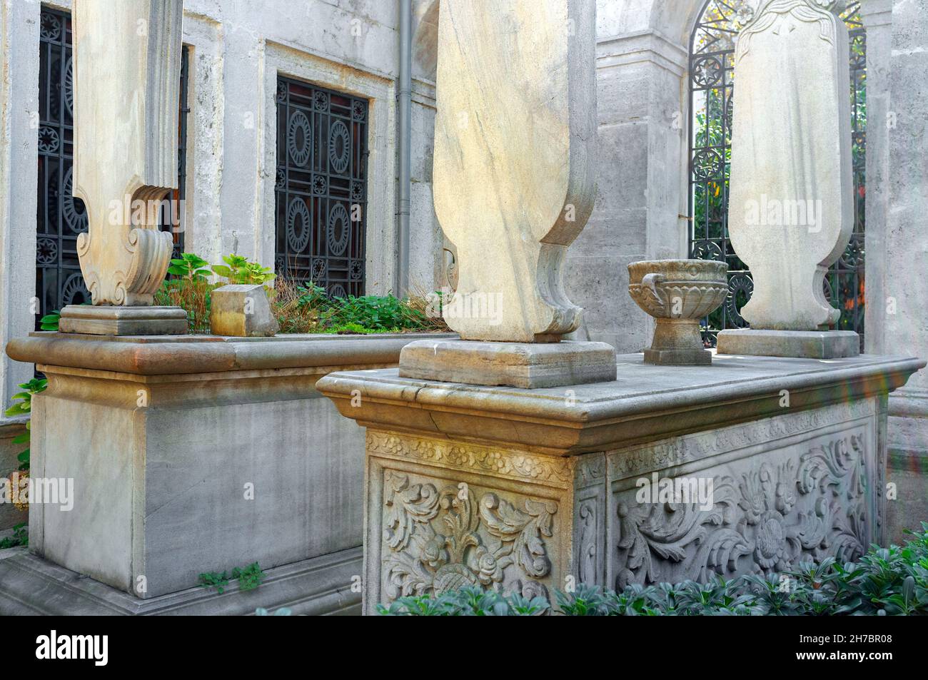Ottoman gravestone turkey istanbul hi-res stock photography and images ...