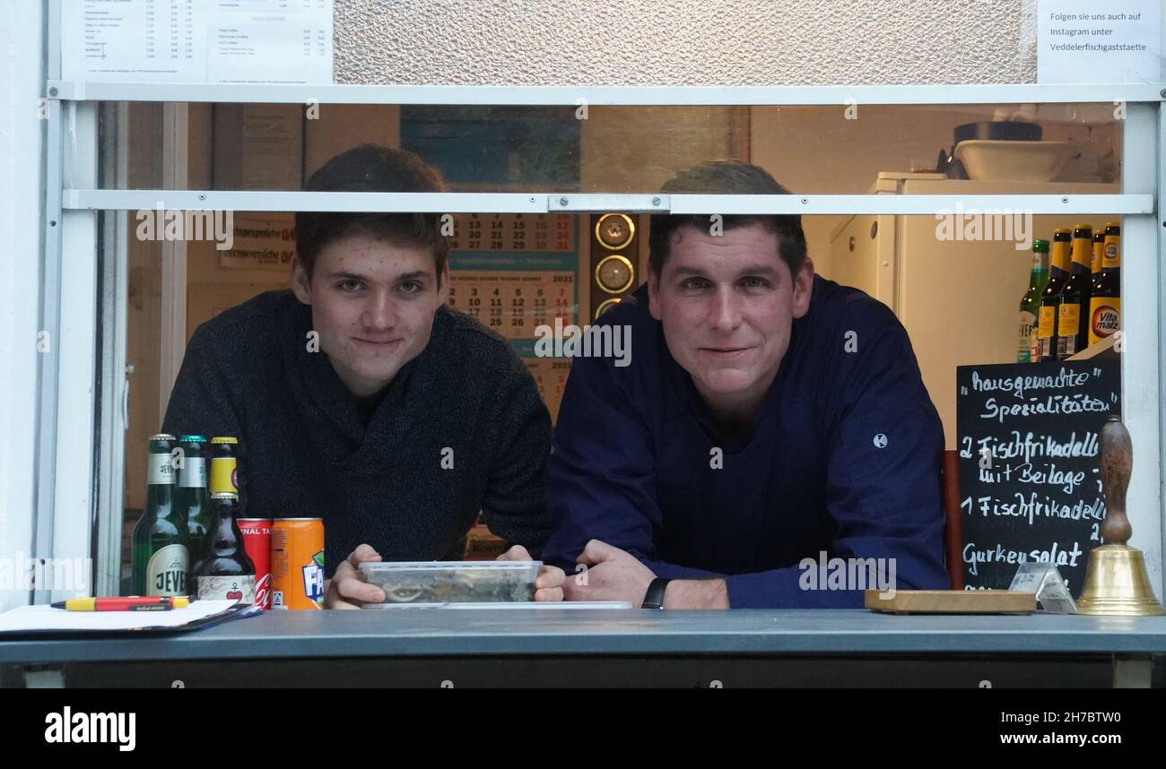 Hamburg, Germany. 15th Nov, 2021. Christian Butzke (r), operator of the ...