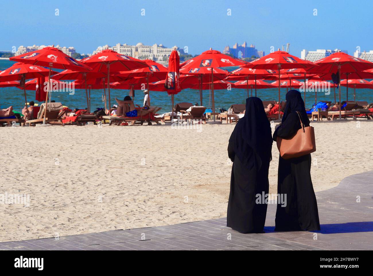 UNITED ARAB EMIRATES, DUBAI, TRADITIONNAL WOMAN WEAR Stock Photo - Alamy