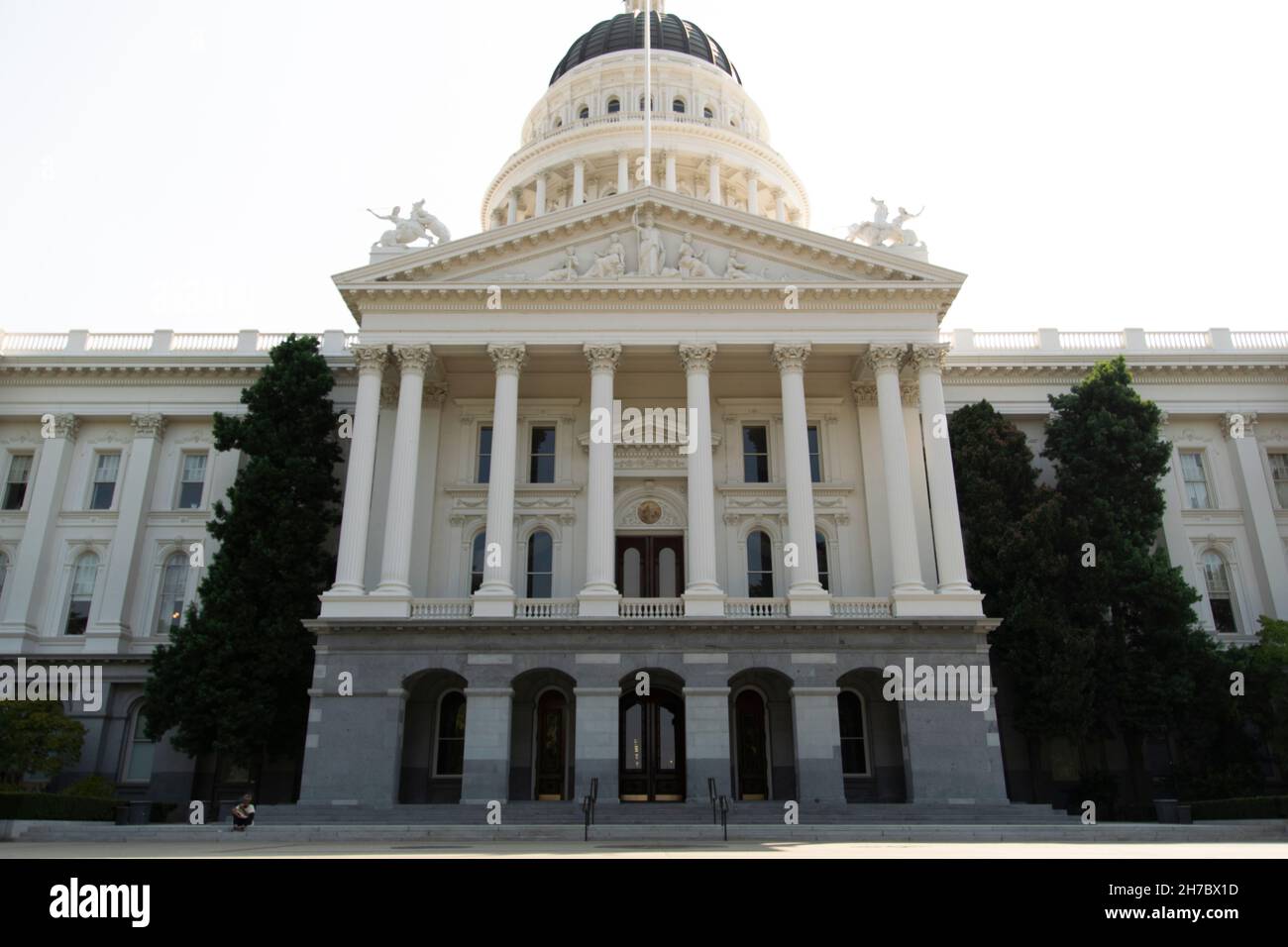 California capitol building exterior hi-res stock photography and ...
