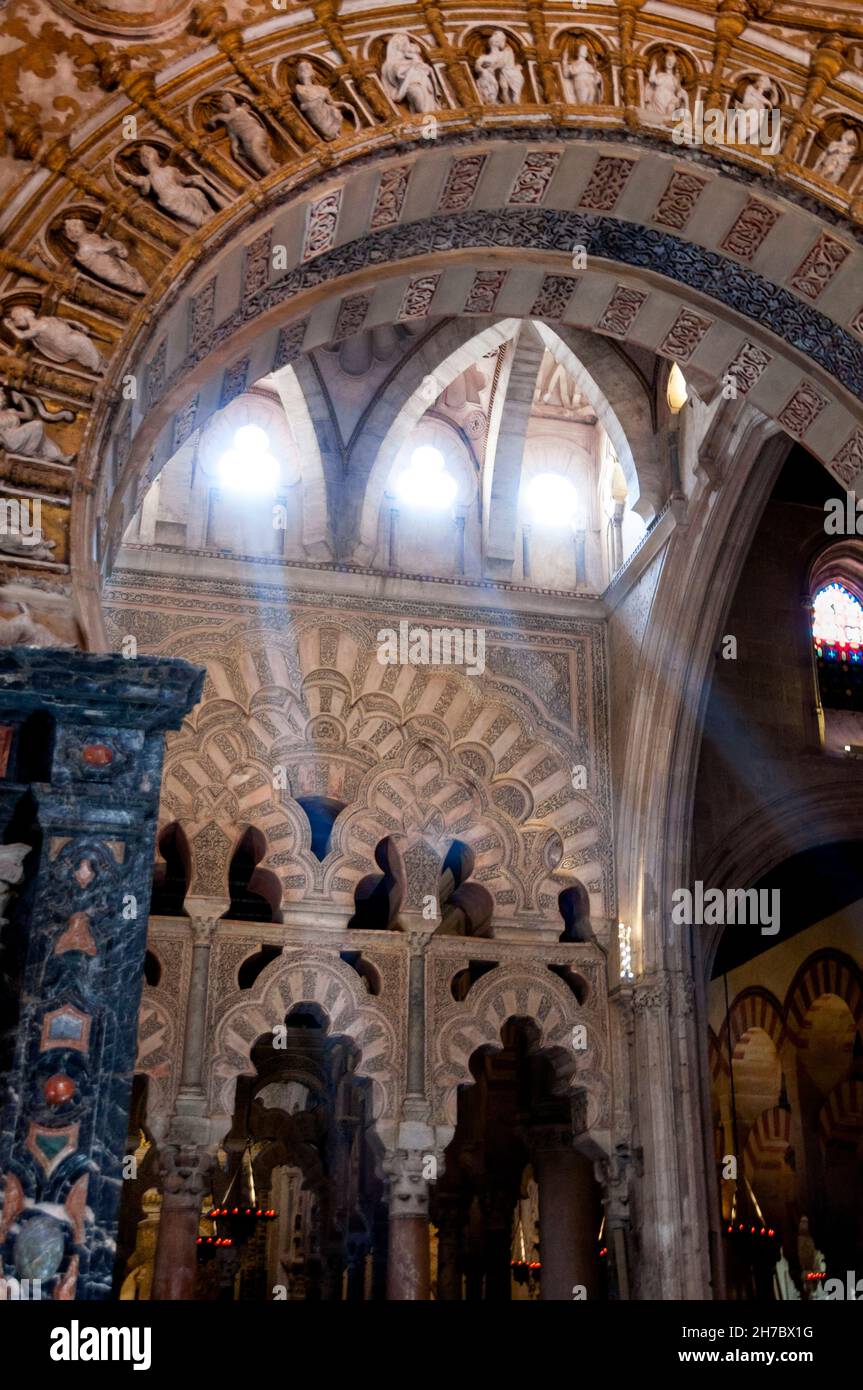 Interlacing multifoil arches hi-res stock photography and images - Alamy