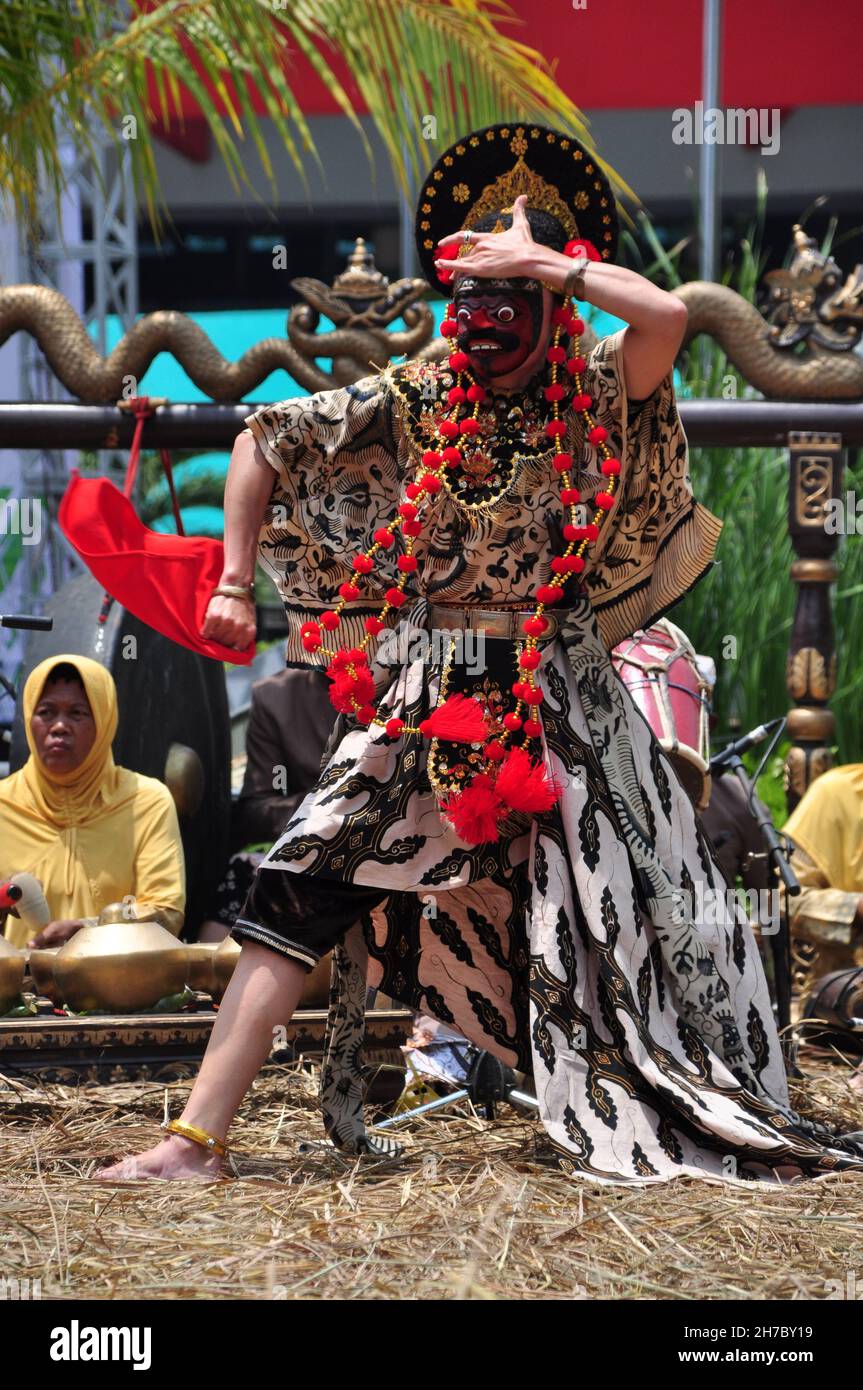 Tari topeng panji hi-res stock photography and images - Alamy