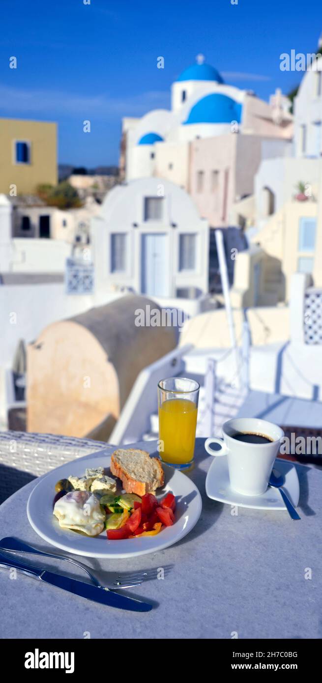 GREECE, CYCLADES ISLANDS, SANTORIN, BREAKFAST IN OIA VILLAGE Stock ...