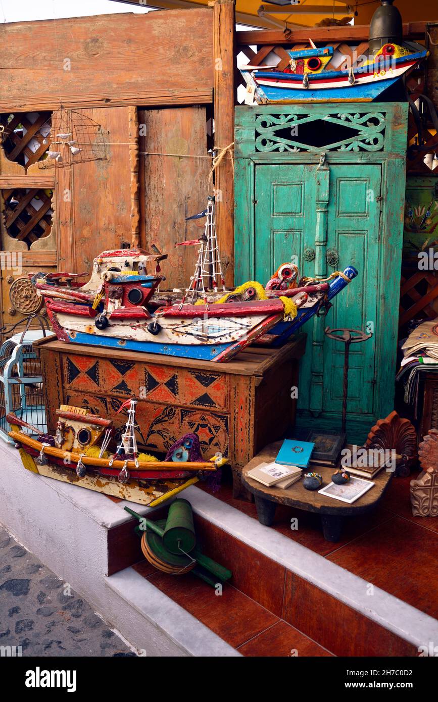 GREECE, CYCLADES ISLANDS, SANTORIN, SHOP OF GIFTS IN OIA VILLAGE Stock ...