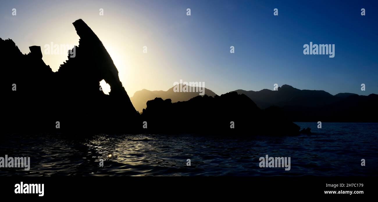 SULTANATE OF OMAN, MUSANDAM, LANDSCAPE ON THE EVENING IN THE BAY OF ...