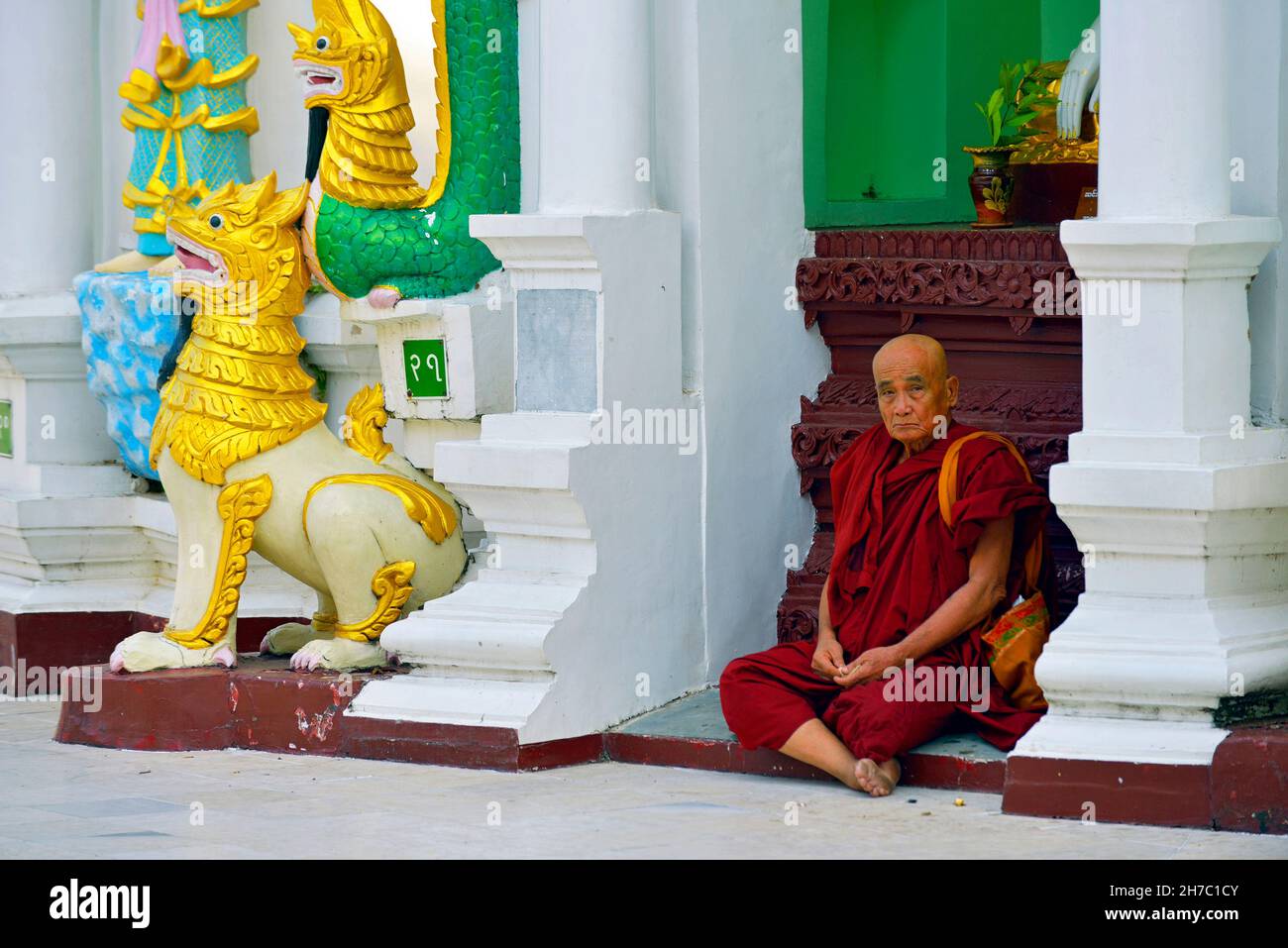 MYANMAR, YANGON, MONK BUDDHIST IN THE TEMPL OF SHWEDAGON Stock Photo ...